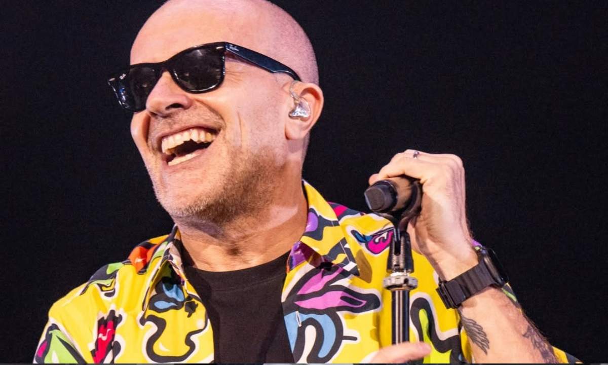 Max Pezzali è il super ospite fisso sulla nave a Sanremo 2026